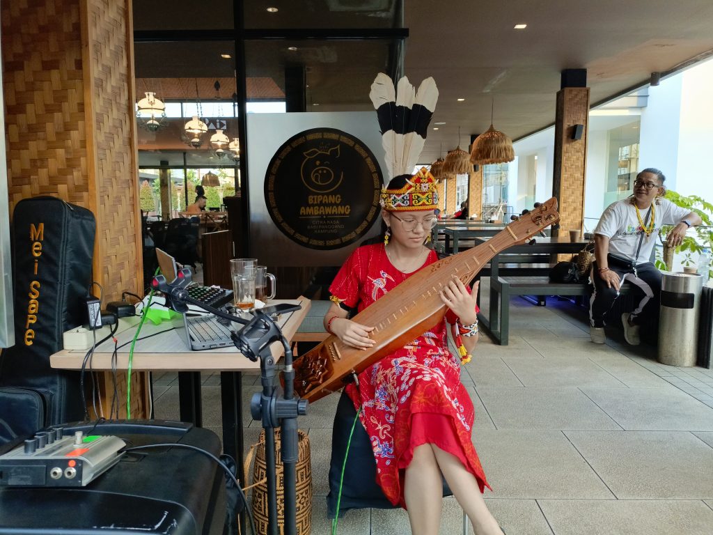 Petikan 'Sape' Mei-mei di Bipang Ambawang PIK 2, Alunan Musik ...